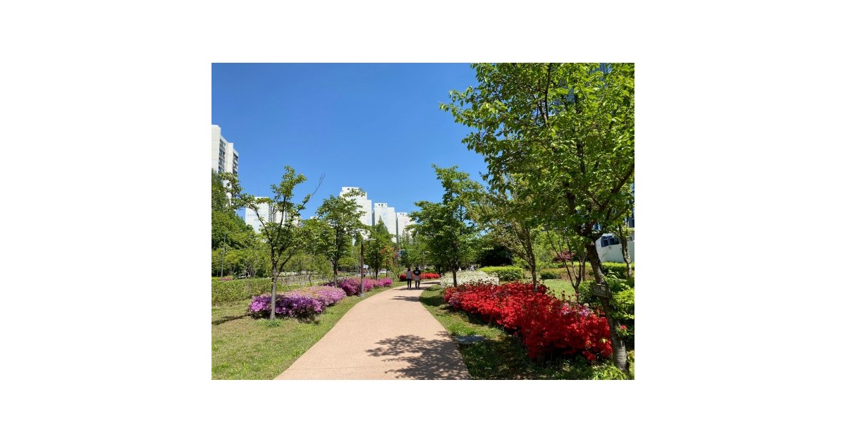 Hanolites enjoying a leisurely stroll on the promenade around the ...